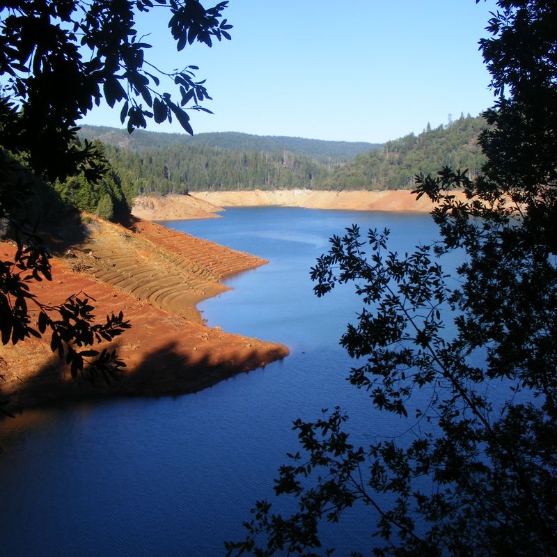 New Bullards Bar Reservoir - Réservoir dans le Comté de Yuba, États-Unis